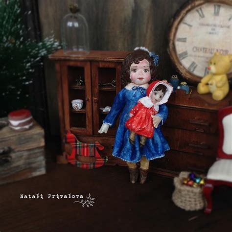 Сонечка с куклой Ватная елочная игрушка 13 см изваты елочнаяигрушка игрушкиизваты