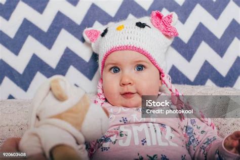 사랑 스러운 두 개월 된 여자 아기 베개에 거짓말을 하 고 카메라를 보고 감정에 대한 스톡 사진 및 기타 이미지 감정 눈 신체 부분 명랑한 Istock