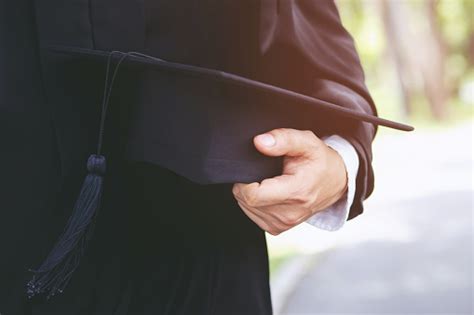 졸업 학생 은 대학의 졸업 성공 졸업생 동안 손에 모자를 들고 개념 교육 축하 졸업식 대학에서 졸업생을 축하 개념에 대한 스톡 사진 및 기타 이미지 Istock