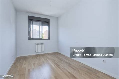 흰 벽과 참나무 쪽모이 세공 마루 바닥 황토색 알루마이트 처리된 알루미늄 이중 창문이 있는 빈 방 0명에 대한 스톡 사진 및 기타 이미지 Istock