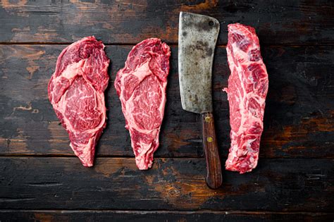 리브 아이 스테이크 신선한 생 쇠고기 대리석 프라임 고기 Ribeye 오래된 어두운 나무 테이블 배경에 상단 보기 플랫 레이 0명에 대한 스톡 사진 및 기타 이미지 Istock