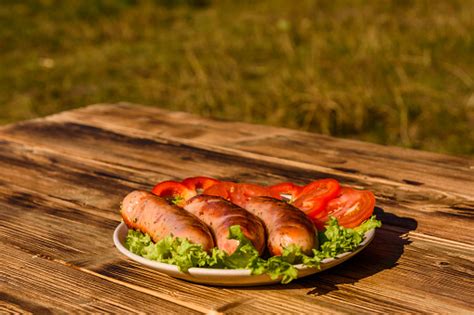 구운 소시지 얇게 썬 토마토와 양상추 잎이 나무 테이블에 있는 세라믹 플레이트 가공육에 대한 스톡 사진 및 기타 이미지 가공육 건강에 좋지 않은 음식 건강한 식생활