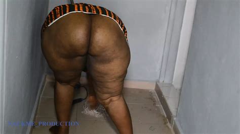 Queen vusi femme au foyer BBW est excitée en faisant le ménage elle veut ta bite en elle elle