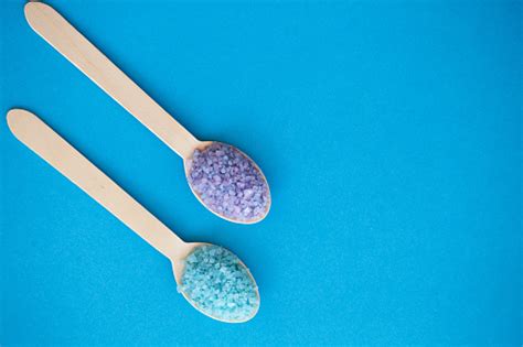 스파입니다 나무 라이트 블루 초라한 테이블 나무 숟가락에 바다 소금 갈기 주방 화장품 건강 한 사용 꽃 식물에 대한 스톡 사진 및 기타 이미지 Istock