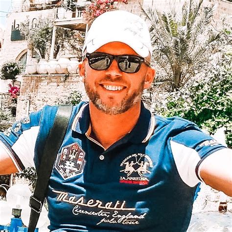 Мы все мечтаем о большой любви о той что будет сиять ярким светом до самого конца наших дней