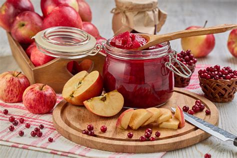 링곤베리와 빨간 사과로 만든 수제 잼의 유리 항아리 가벼운 나무 테이블에 신선한 과일과 열매가있는 정물 가을에 대한 스톡 사진 및 기타 이미지 Istock