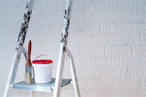 벽돌로 장식된 흰색 벽에 빨간 뚜껑이 달린 브러시와 양동이 Diy에 대한 스톡 사진 및 기타 이미지 Diy 가정의 방 개념 Istock