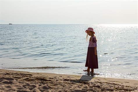 밀 짚 모자 여름 드레스에서 아이 여자 얕은 해 수에 맨발로 서 있는 관광에 대한 스톡 사진 및 기타 이미지 관광 관광 리조트 관광객 Istock