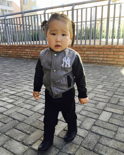 Хайртай Ийм жаахан байжээ би😍 Энэ үедээ айлын бага ч байлаа уул нь ккк Ойрд бага ангиа төгсөх