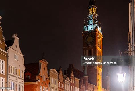 그단스크 구시청과 유서 깊은 감옥 타워의 야경 폴란드의 가로등 아래 조약돌 통로를 걷는 사람들 0명에 대한 스톡 사진 및 기타 이미지 Istock