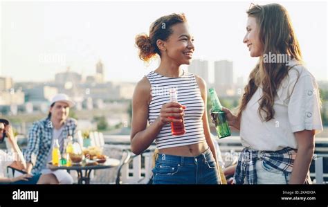 Das Hübsche Afroamerikanische Mädchen Spricht Mit Ihrem Fröhlichen