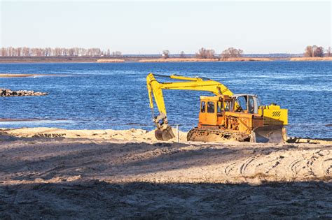 굴 삭 기 또는 파는 고 굴 삭 기 지상에 강 근처의 사이트를 구축 하는 작업 건설에 산업 기계 맑고 푸른 하늘 맑은을 날 강에 대한 스톡 사진 및 기타 이미지 Istock
