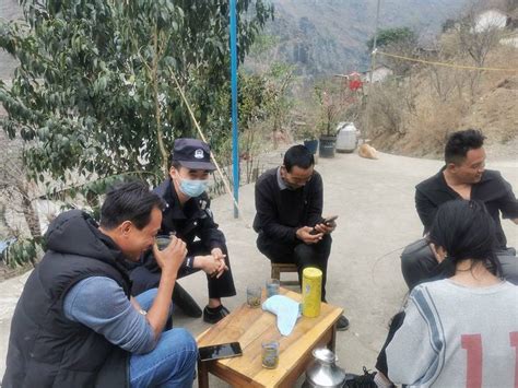 云南泸水古登边境派出所佑雅警务室开展雨季安全行车教育活动 村民