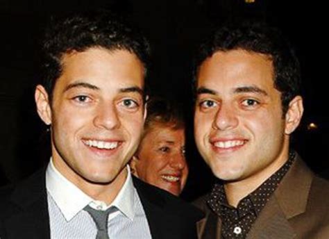 19 Celebrities You Didnt Know Were Twins Irmãs Gêmeas Atores