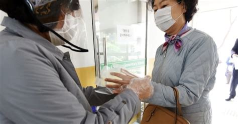 포토 일회용 장갑 착용 도와드릴게요