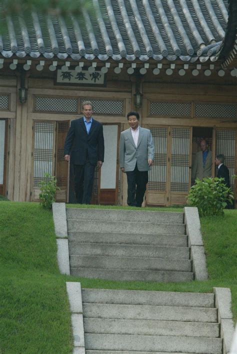 노무현사료관 공동기자회견을 위해 상춘재에서 내려오는 토니 블레어 영국총리와 노무현 대통령