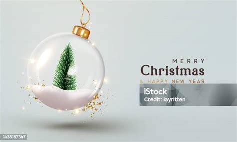크리스마스 배경입니다 크리스마스 장식품 안에 눈이 있는 유리 공 크리스마스 트리 장식 투명 공 황금 리본 골드 반짝이 색종이에 매달려 있습니다 현실적인 3d 디자인 벡터