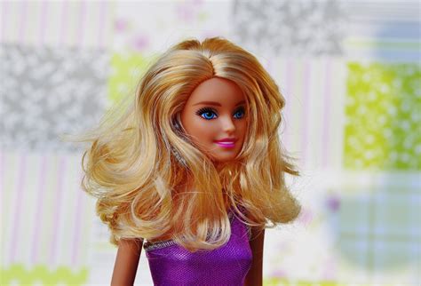 무료 이미지 소녀 놀이 담홍색 헤어 스타일 장난이 심하다 긴 머리 드레스 그림 눈 피부 아름다움 아름다운 금발 예쁜 바비 매력적인 어린이