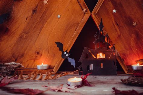 할로윈 휴일 개념 가을 마른 잎과 나무 배경에 오래된 성 유령 마녀 박쥐 촛불의 조명 종이 실루엣 으스스한 홀리데이 카드 공간을 복사합니다 0명에 대한 스톡 사진 및 기타