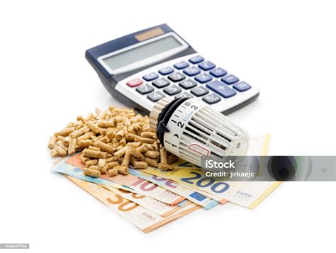 나무 펠릿 유로 돈이 있는 바이오 연료 온도 조절 밸브 및 흰색 배경에 격리된 계산기 갈색에 대한 스톡 사진 및 기타 이미지 갈색 개체 그룹 겨울 Istock