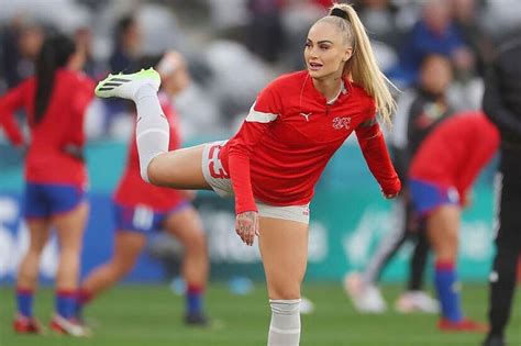 Top 10 Jaw Droppingly Beautiful Female Football Players