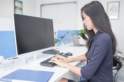 사무실에서 일하는 비지니스 여직원 사진 무료 다운로드 Lovepik