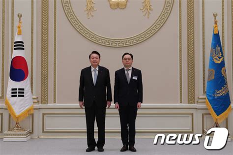 윤 대통령 홍석철 자문위원 위촉장 수여 뉴스1