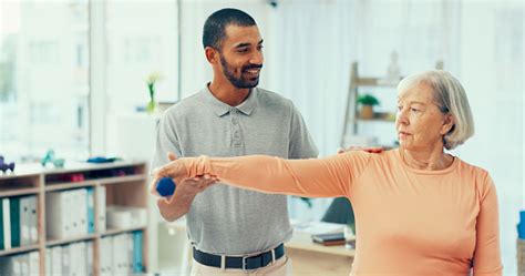 웨이트 물리 치료 및 이동성 의료 서비스 및 컨설팅을 위한 성숙한 여성과 함께하는 남성 건강 관리 척추 지압사 및 재활 회복 및 스트레칭을 위한 고령 환자와 함께 있는 사람