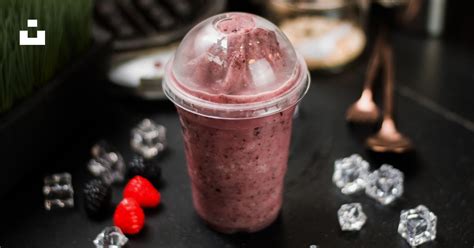 얼음 조각으로 둘러싸인 플라스틱 컵에 담긴 스무디 사진 Unsplash의 무료 마시다 이미지