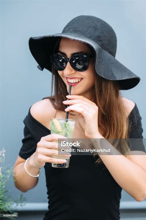 젊은 예쁜 여자 길거리 카페 근처에 서 마시는 음료를 냉각 거리에 대한 스톡 사진 및 기타 이미지 거리 건강한 생활방식 검은색 Istock