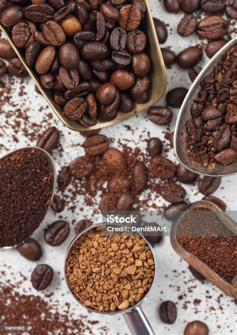 갈고 콩 커피와 흰색 배경에 다양한 숟가락과 국분에 말린 인스턴트 커피 과립을 동결 매크로 가루로 빻은에 대한 스톡 사진 및 기타 이미지 Istock