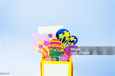 생일 축 하 수공예 팝업 인사말 카드 종이로 만든 생일 케이크 선물 풍선 및 파란색 배경 내부 불꽃 놀이와 모델명의 3d 종이 그림 밝은 엽서 복사 공간 개념에 대한 스톡