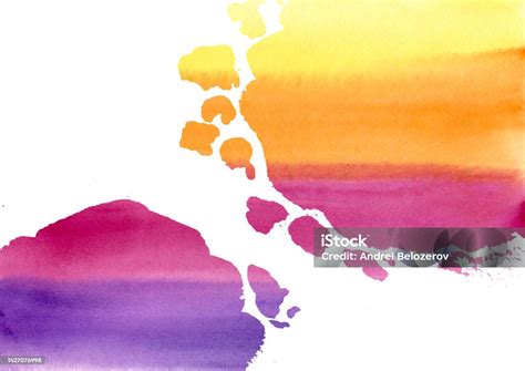 추상 다색 수채화 무지개 원형 흰색 배경에 두 개의 큰 얼룩 손으로 그린 노란색 빨간색 및 주황색 보라색 및 보라색 얼룩 용지에 스플래시 가을에 대한 스톡 벡터 아트 및