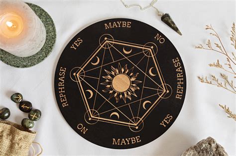 점 운세 또는 영혼과의 의사 소통을위한 진자 보드 마법 제작 요술 아이디어 0명에 대한 스톡 사진 및 기타 이미지 0명