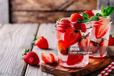 딸기와 민트 물 해독 얼음 차가운 여름 칵테일 또는 유리 메이슨 항아리에 레모네이드 각얼음에 대한 스톡 사진 및 기타 이미지