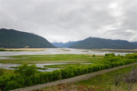 복사 공간 흰색 바탕에 분홍색과 가까운 립스틱에 대 한 창조적인 여성 화장품의 최소한의 개념 0명에 대한 스톡 사진 및 기타 이미지 Istock