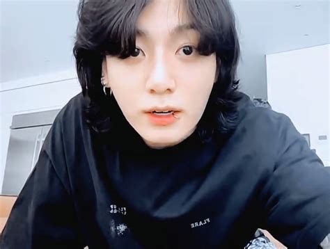 [bts News] 방탄소년단 정국 감미로운 귀호강 라이브 방송 누적 시청자 830만명→17분 만에 전세계 실트 1위 점령