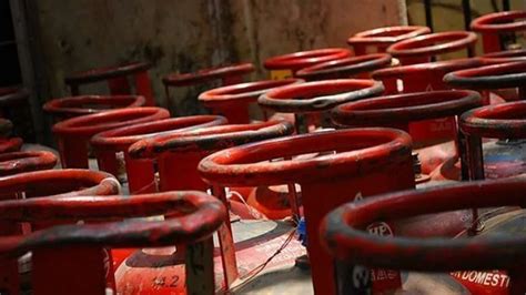 सरकार ने घरेलू गैस की कीमतों में 100 रुपए तक की कटौती की घोषणा की अब