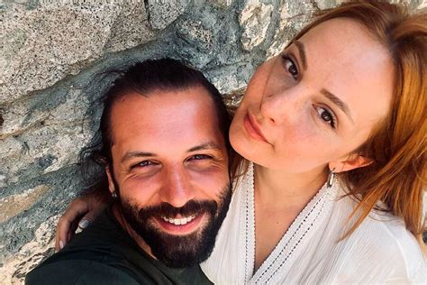 Матери звездной пары из сериала «Постучись в мою дверь оказались под завалами в Турции Газета