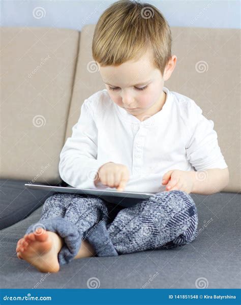 Abschluss Herauf Den Netten Intelligenten Kleinen Jungen Der Auf Couch