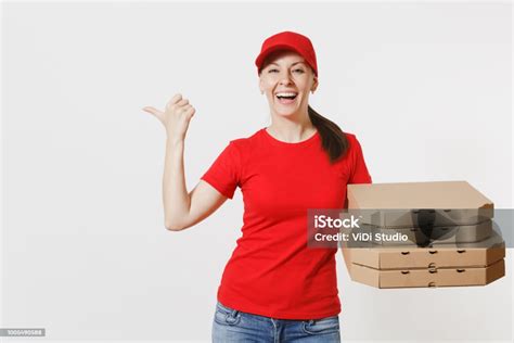 빨간 모자 티셔츠 주는 음식 주문 피자 상자 흰색 배경에 고립에 여자 여성 Pizzaman 택배 또는 골 판지 Flatbox에서 이탈리아 피자를 들고 딜러로 일하고 배달
