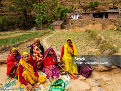 낸드아로 계곡의 달카냐 마을에서 전통 컬러풀한 옷을 입은 인도 여성 Kumaon Division에 대한 스톡 사진 및 기타 이미지 Kumaon Division 계단식