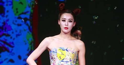 포토 토니권 패션쇼 칸딘스키 연상케하는 추상화 드레스