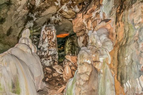 종유석과 석순이있는 지하 동굴의 추상적 인 그림 석회암 카르스트 형성 여행 및 휴가 개념 디지털 페인팅 추상자연주의 릴리프 패턴 회화에 대한 스톡 사진 및 기타 이미지