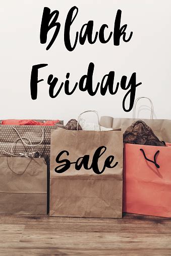 검은 금요일 판매 텍스트입니다 종이 가방에 큰 판매 제공 할인 부호입니다 흰색 벽 크리스마스 쇼핑 선물 선물의 배경에 많은 종이 가방 가격에 대한 스톡 사진 및 기타 이미지