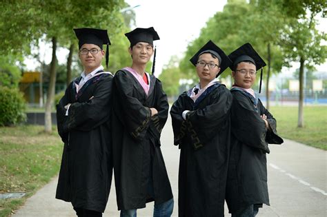 각모 개시 공부의 끝 교육 교육식 네 사람 대학 대학교 대학원생 레저 모자와 가운 모자와 술 밝은 미래 성공 성취 야외 초상화 야외예식 우정