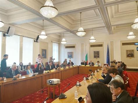 Нинова Да се подготвим за изкуствения интелект и да защитим правата на трудещите се