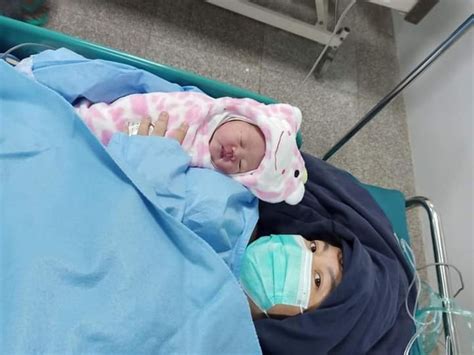 သမီးလေးမွေးပြီး ဆေးရုံတက်နေတဲ့အချိန်မှာ ငါးထောင်တန်တွေအပြည့်ပါတဲ့ပိုက်ဆံပန်းစည်းနဲ့ Surpriseလုပ