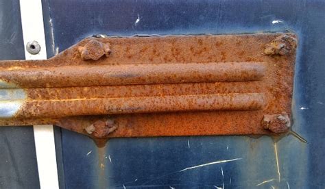 녹슨 강철 부품의 오래된 기계 조립 브래킷 및 육주 볼트 더러운 표면 배경 및 손상된 질감 부식 방지 폐허 경제 산업 기술 위기 개념 0명에 대한 스톡 사진 및 기타 이미지