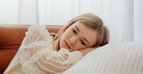 실내 10대 10대의 감정적인 개인 공간 개인적인 순간 거실 고요한 고요함 금발 내성적 인 라이프스타일